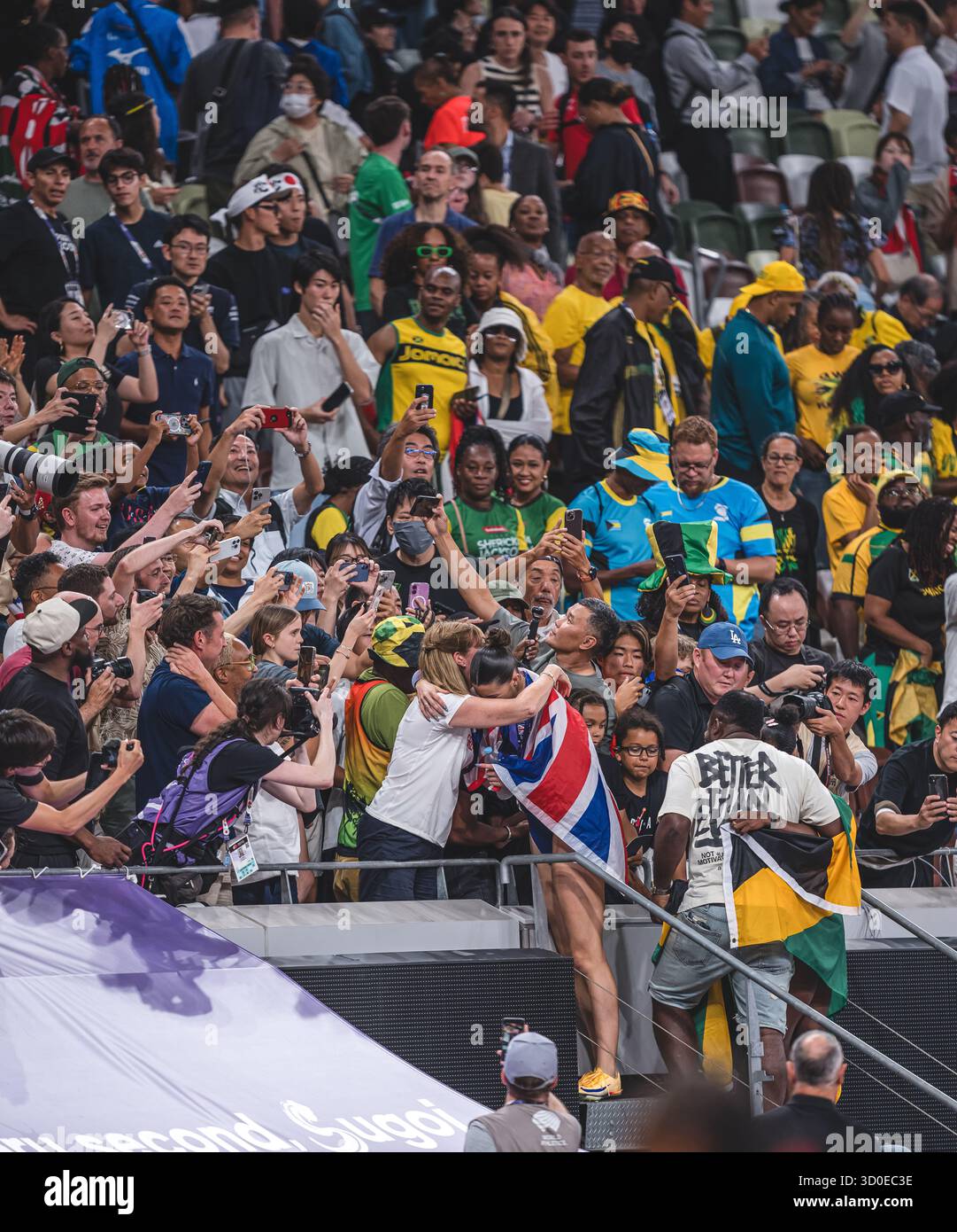 Amy Hunt celebrating her medal with her country's flag at the 2025 ...