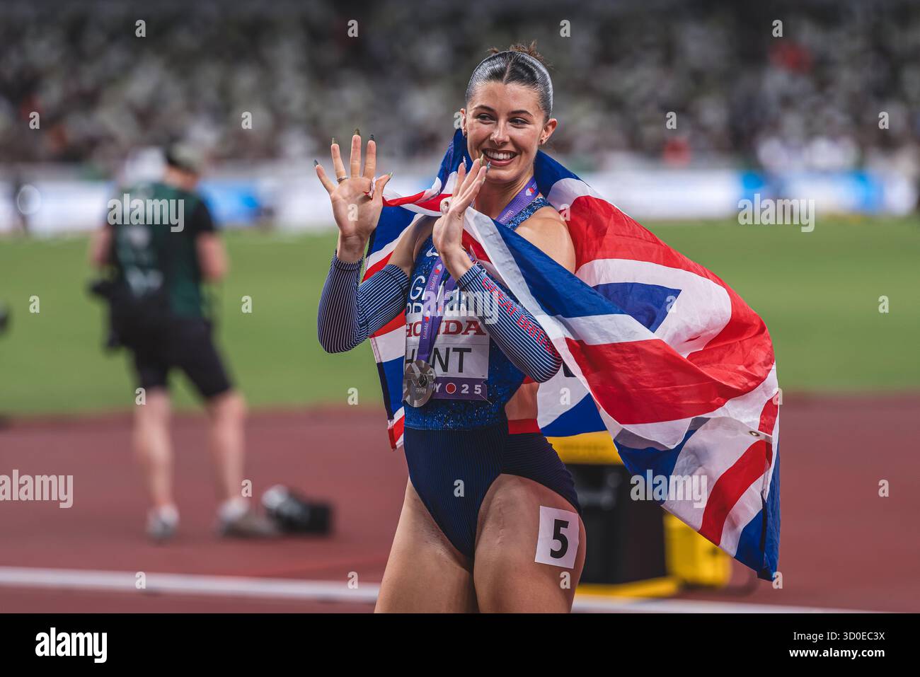 Amy Hunt celebrating her medal with her country's flag at the 2025 ...