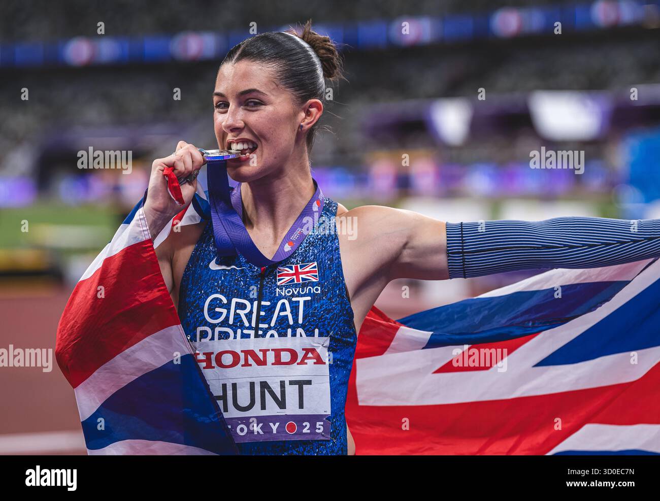 Amy Hunt celebrating her medal with her country's flag at the 2025 ...