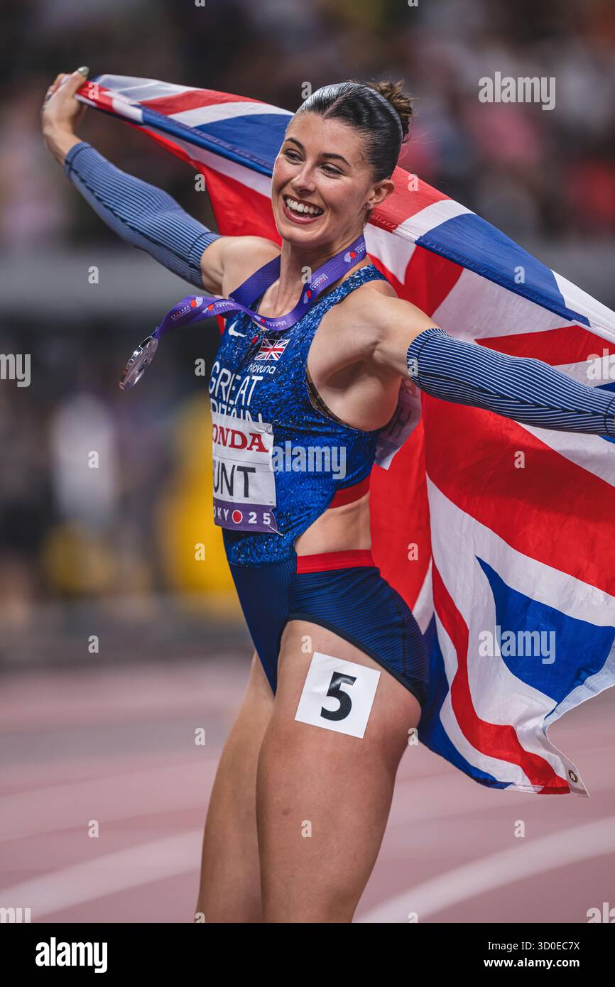 Amy Hunt celebrating her medal with her country's flag at the 2025 ...