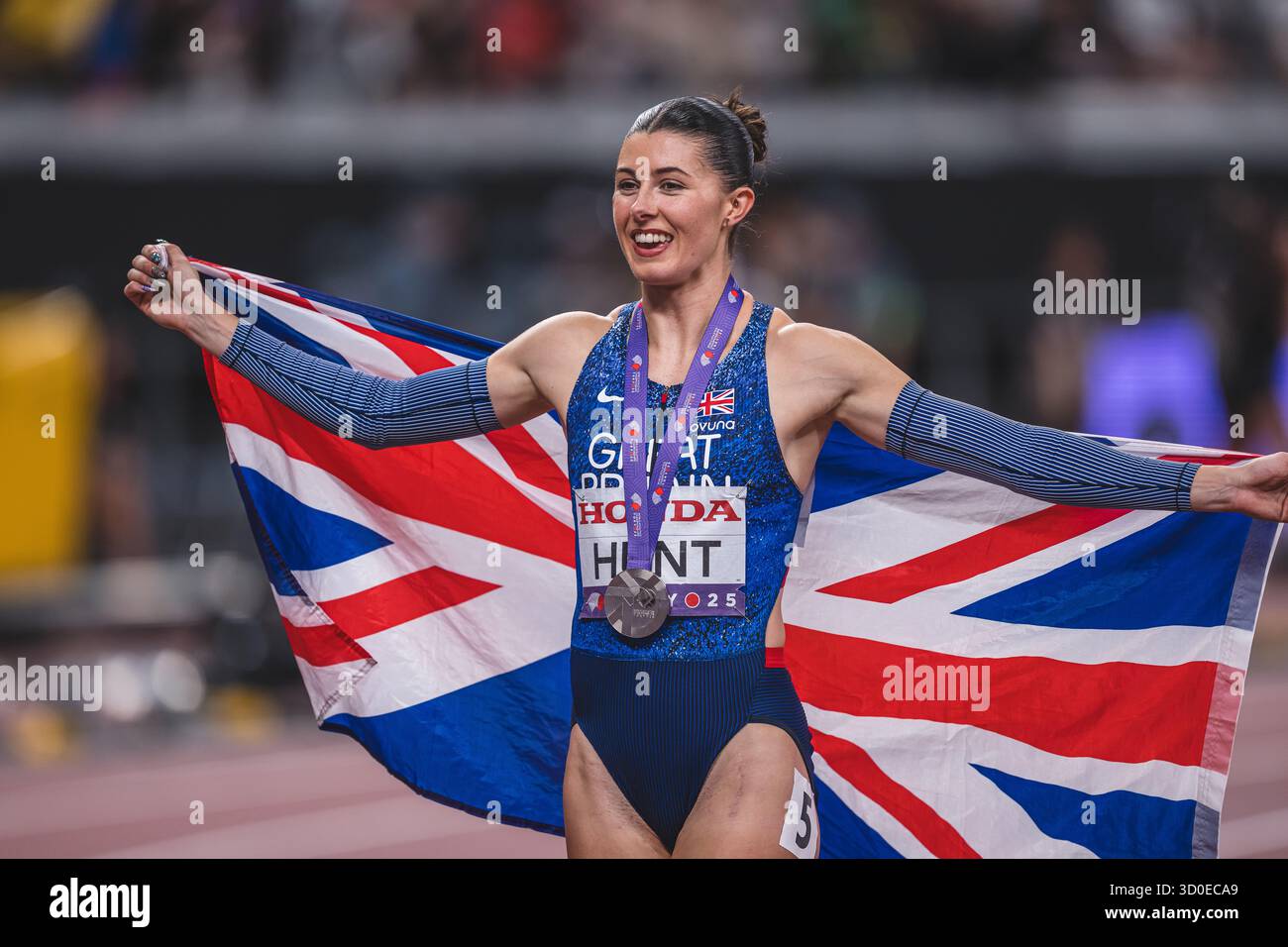 Amy Hunt celebrating her medal with her country's flag at the 2025 ...