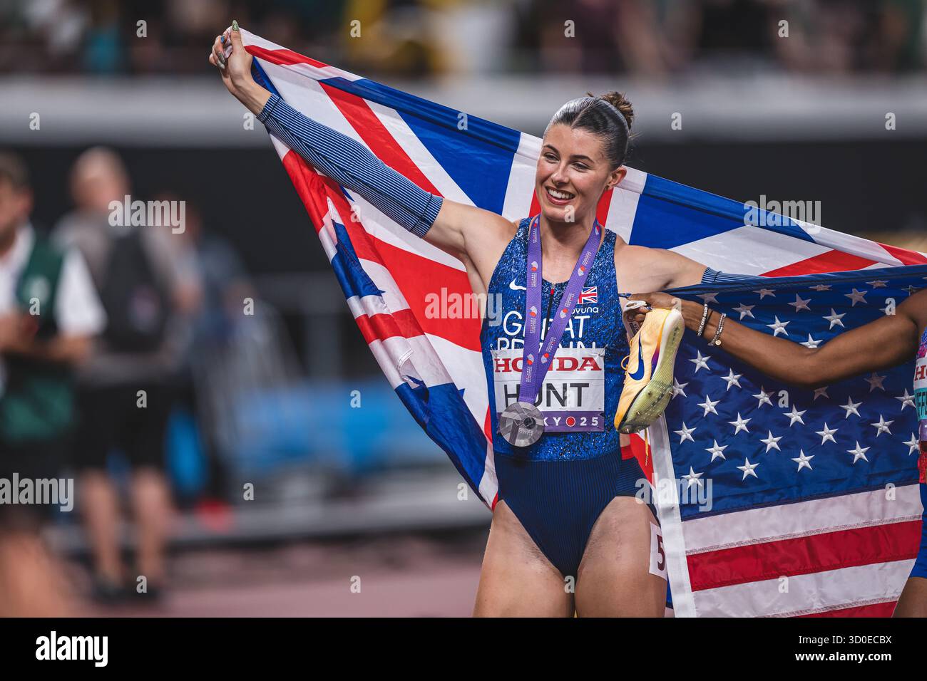 Amy Hunt celebrating her medal with her country's flag at the 2025 ...