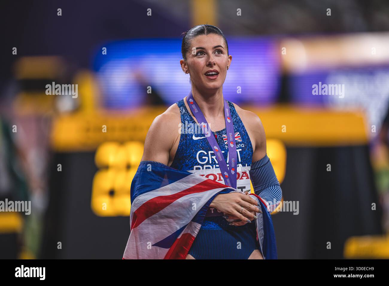 Amy Hunt celebrating her medal with her country's flag at the 2025 ...