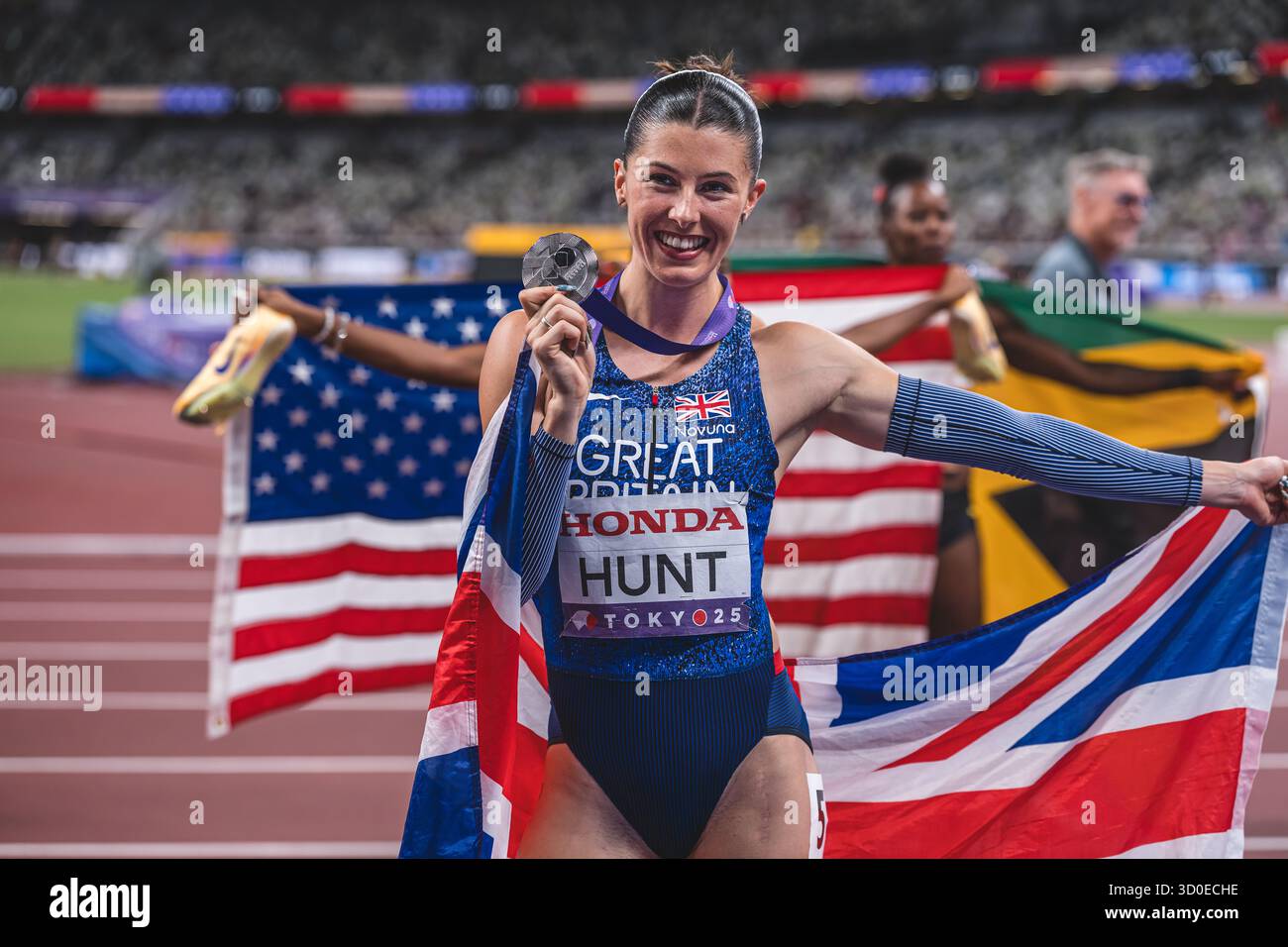 Amy Hunt celebrating her medal with her country's flag at the 2025 ...