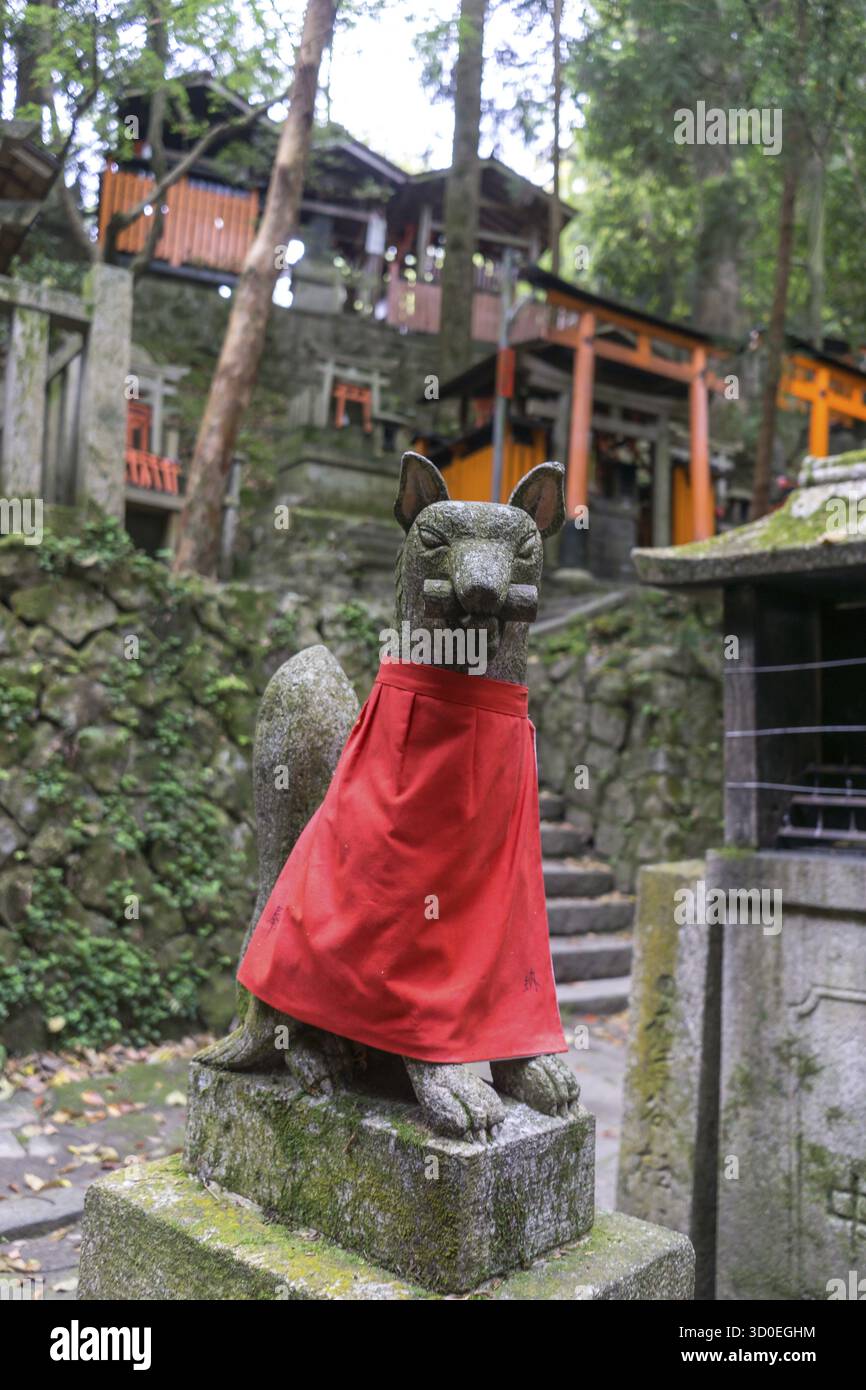 Inari okami statue in fushimi inari in kyoto Stock Photo - Alamy