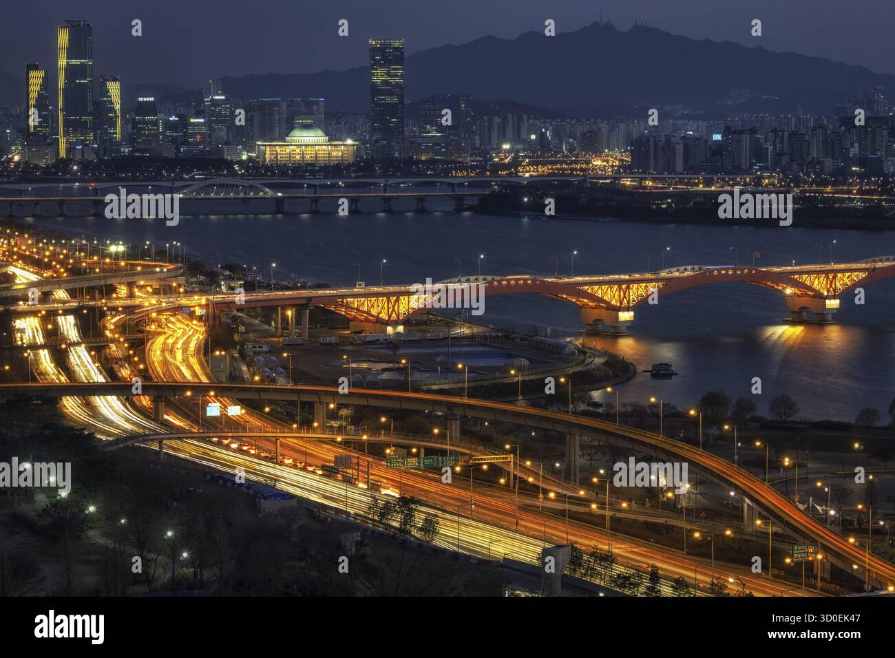 The night view of Seongsan bridge over the han river and Yeouido with ...