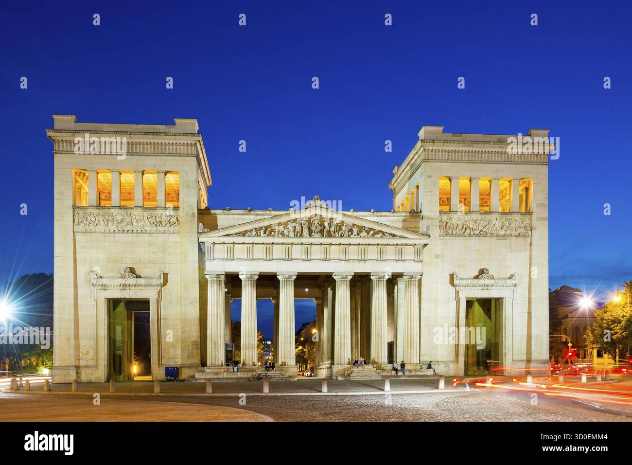 Doric propylaen monument at night. Munich, Germany Stock Photo - Alamy