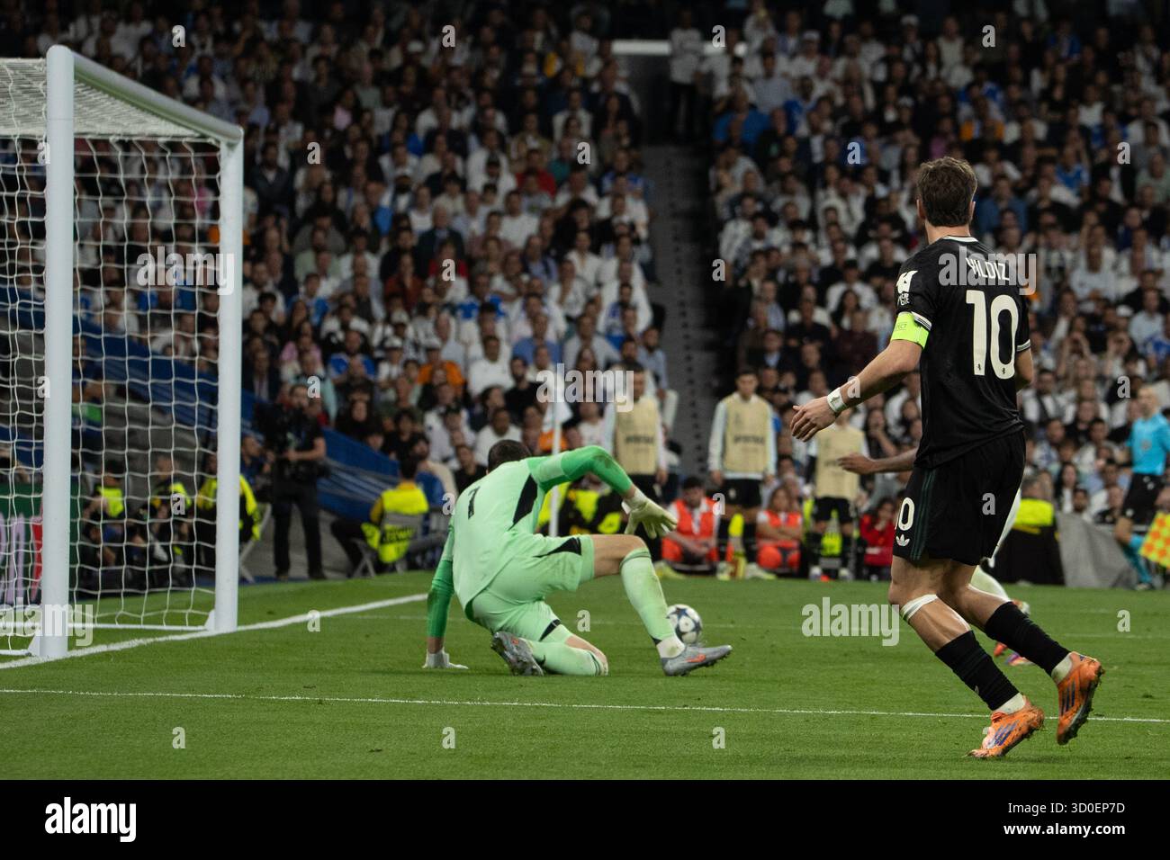 Kenan Y?ld?z (10) of Juventus seen in action during the UEFA Champions ...