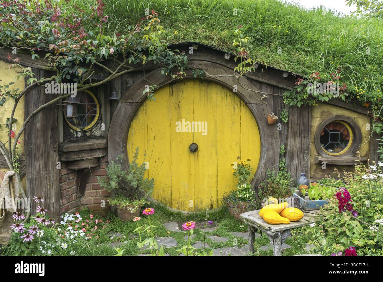 Hobbit holes and hobbit garden in hobbiton movie set, new zealand ...