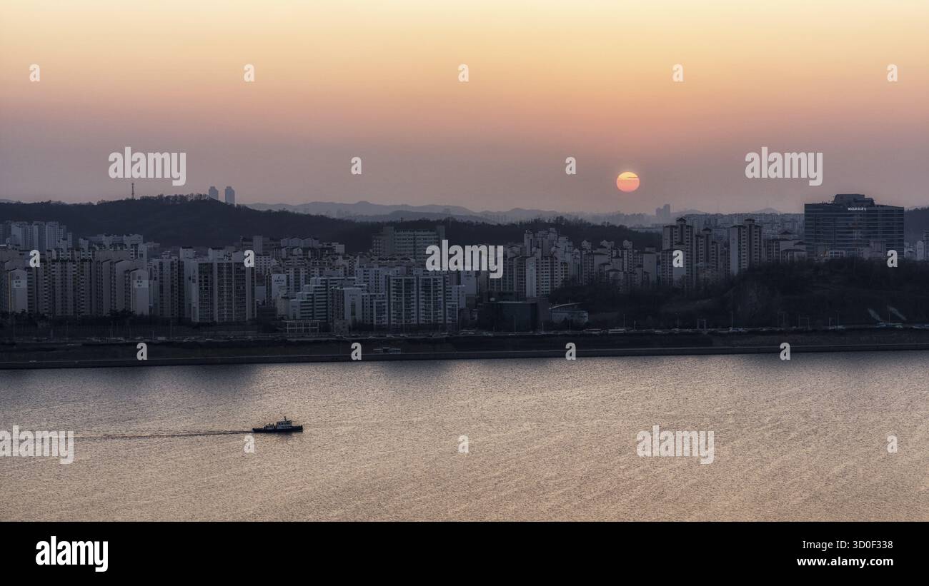 Round sunset over the apartments and houses in Seoul, south korea ...