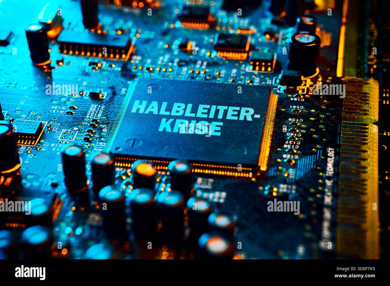 FOTOMONTAGE, Mikrochip mit Aufschrift Halbleiter-Krise, Halbleiter ...