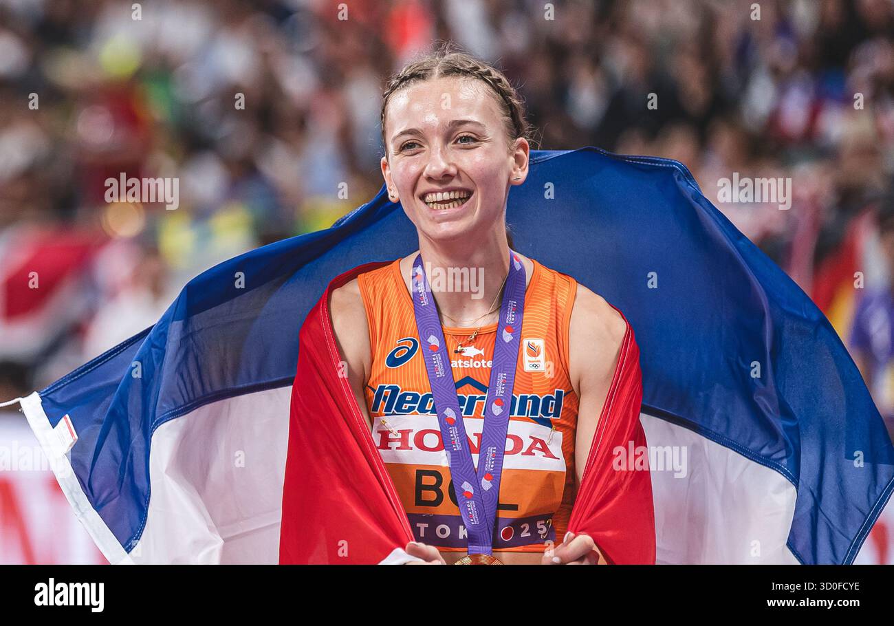 Femke Bol celebrating her medal with her country's flag at the 2025 ...