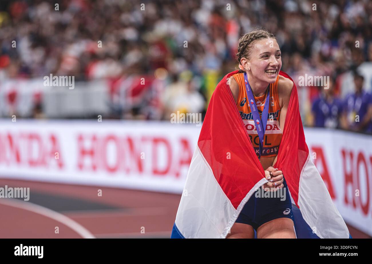 Femke Bol celebrating her medal with her country's flag at the 2025 ...