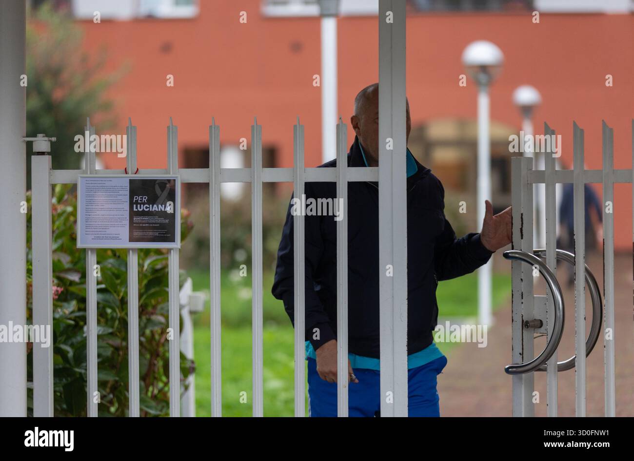 Milano, Italia. 23rd Oct, 2025. Un cartello di saluto a Luciana Ronchi ...