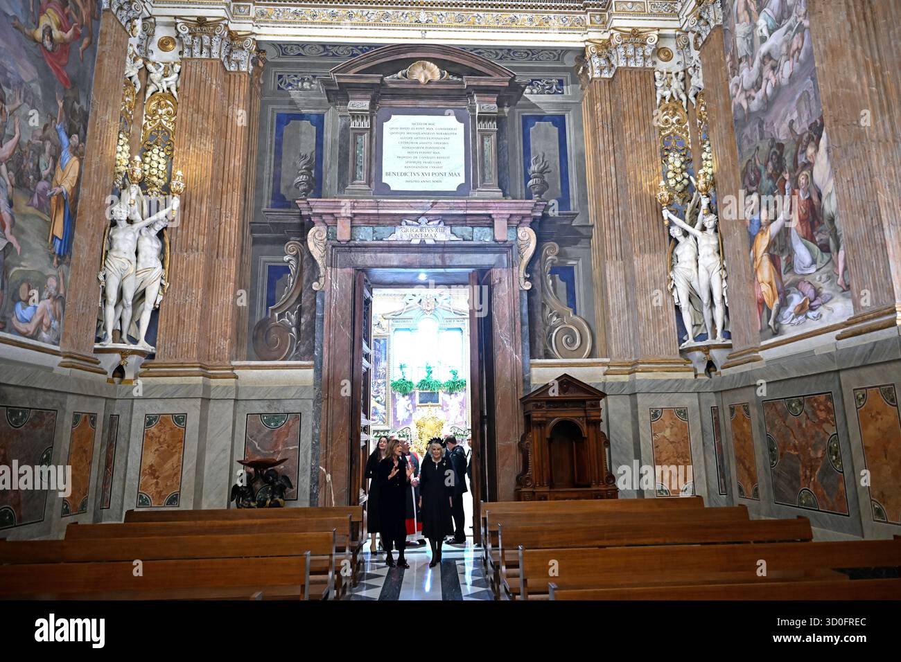 Queen Camilla with Dr Barbara Jatta (left) Director of the Vatican ...