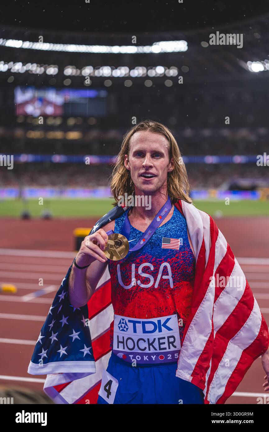 Cole Hocker celebrating her medal with her country's flag at the 2025 ...