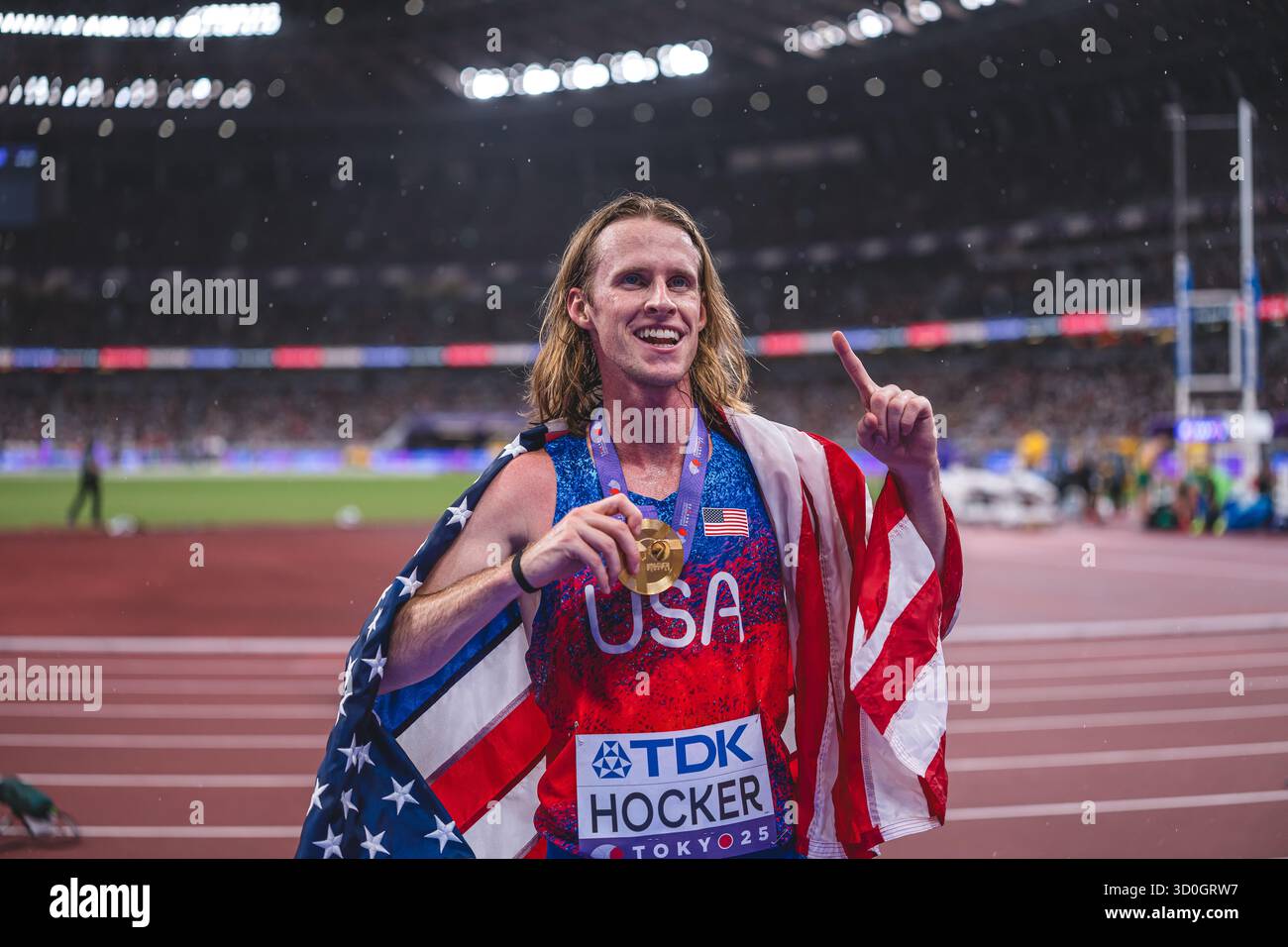 Cole Hocker celebrating her medal with her country's flag at the 2025 ...