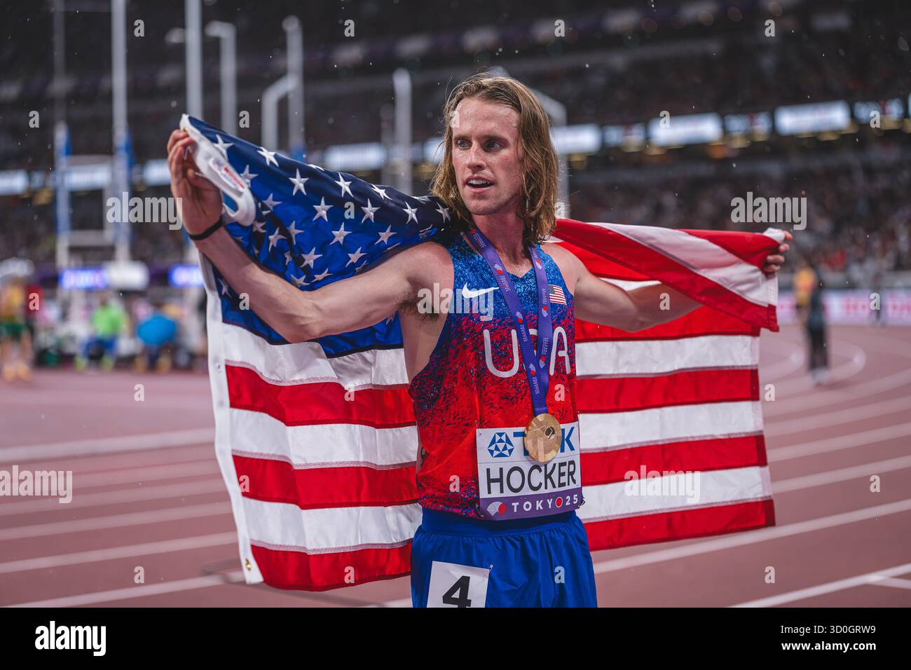 Cole Hocker celebrating her medal with her country's flag at the 2025 ...