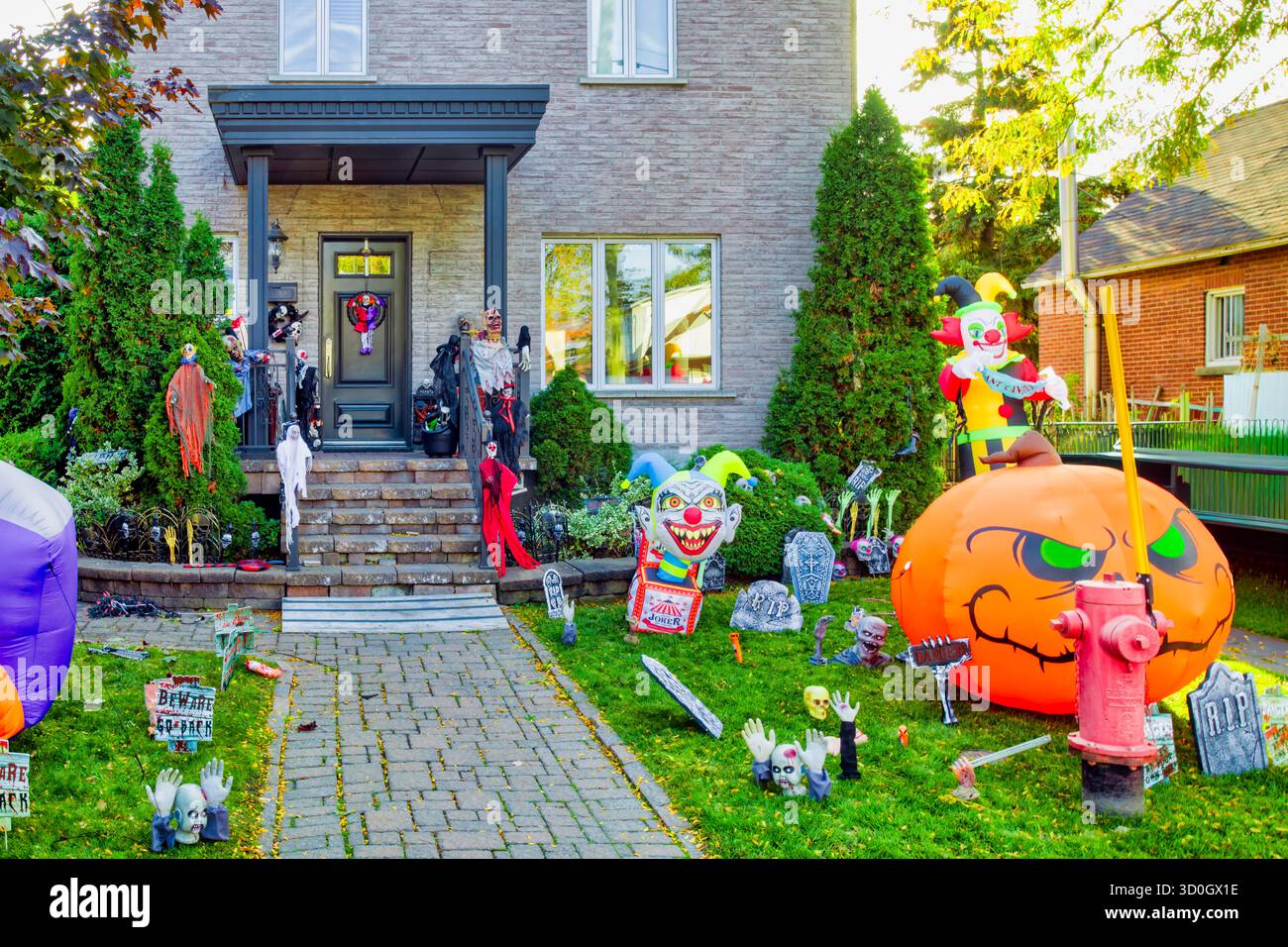 Full yard display halloween 2025 hi-res stock photography and images ...