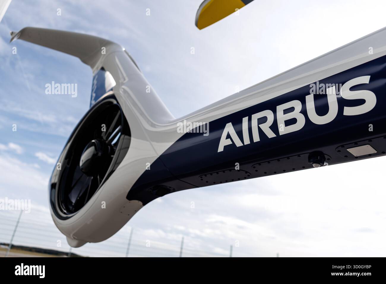 21 October 2025, Bavaria, Weßling: The lettering and logo of Airbus SE ...