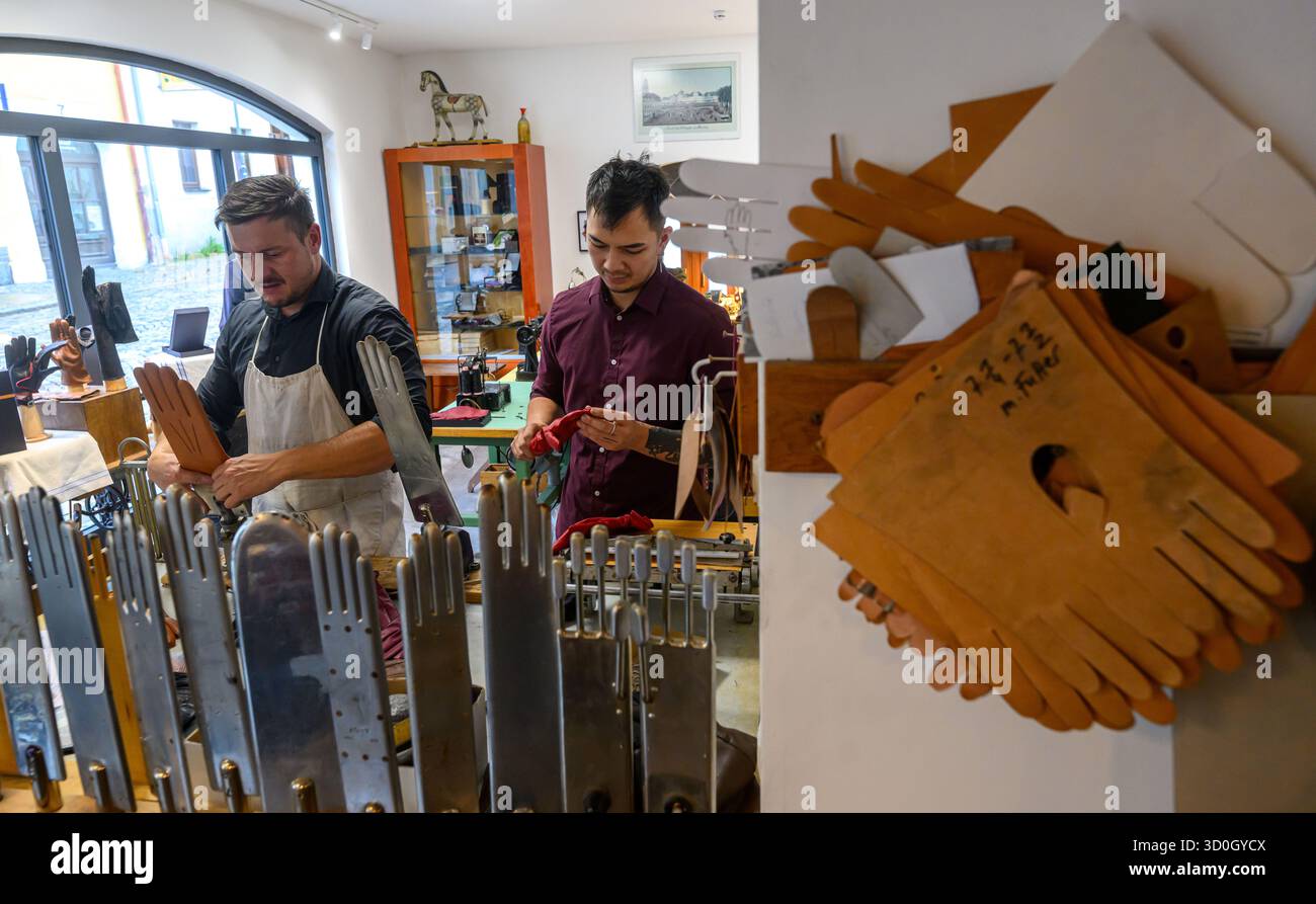 23 October 2025, Saxony, Schneeberg: Nils Bergauer (l) and Jiri Spata ...