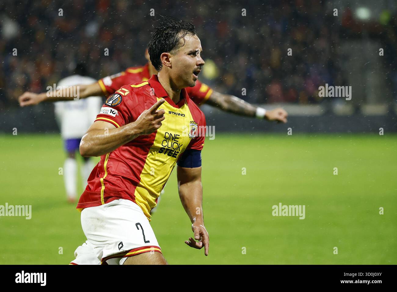 DEVENTER - Mats Deijl of Go Ahead Eagles celebrates the 2-1 goal during ...