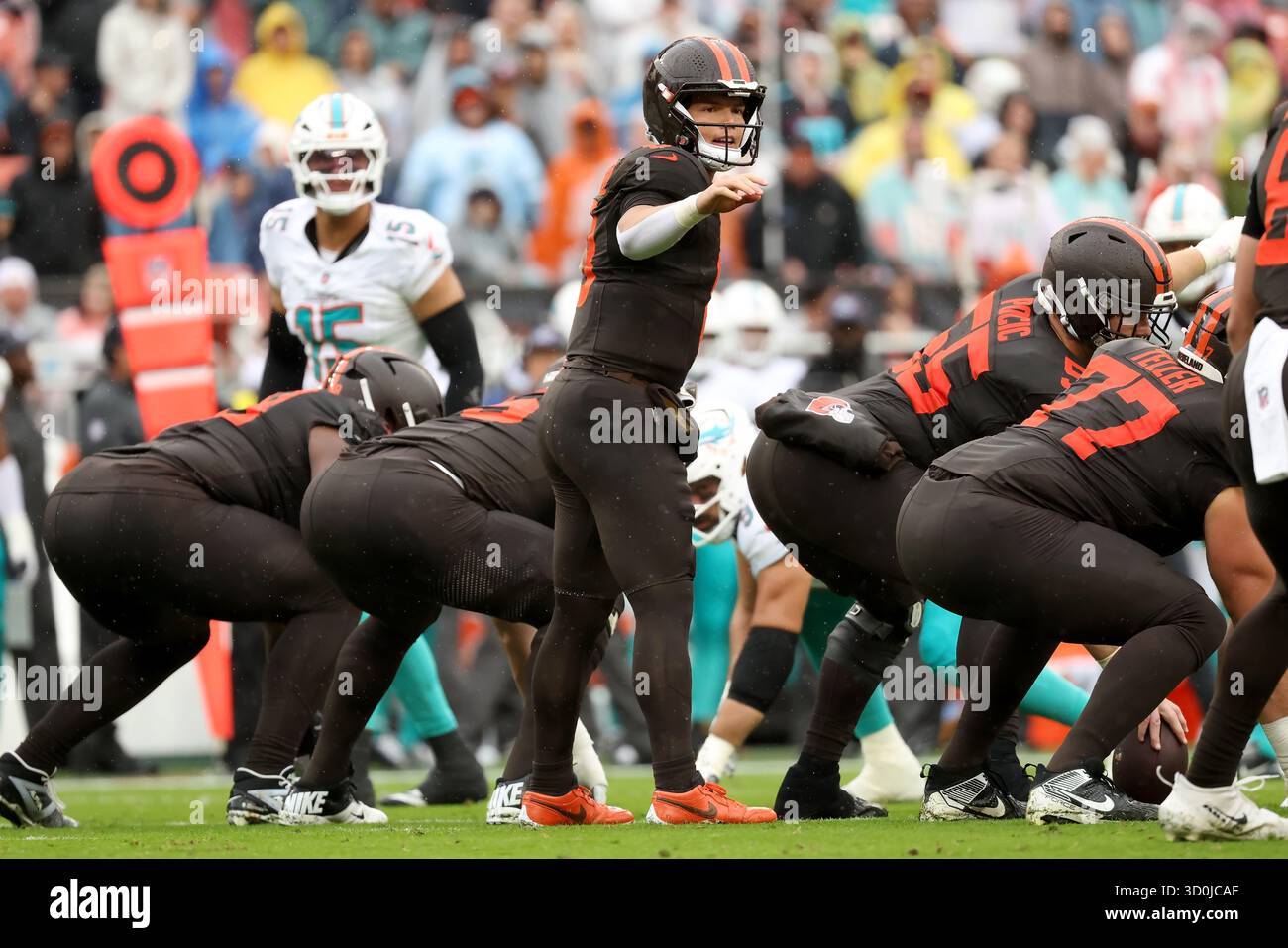 Cleveland Browns quarterback Dillon Gabriel (8) calls a play during an ...