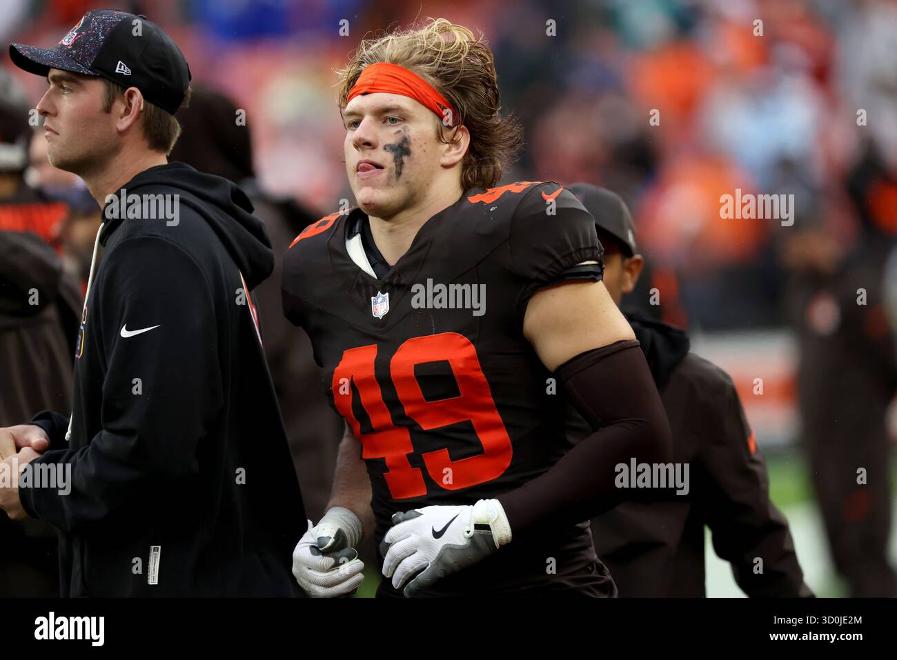 Cleveland Browns linebacker Carson Schwesinger (49) jogs up the ...