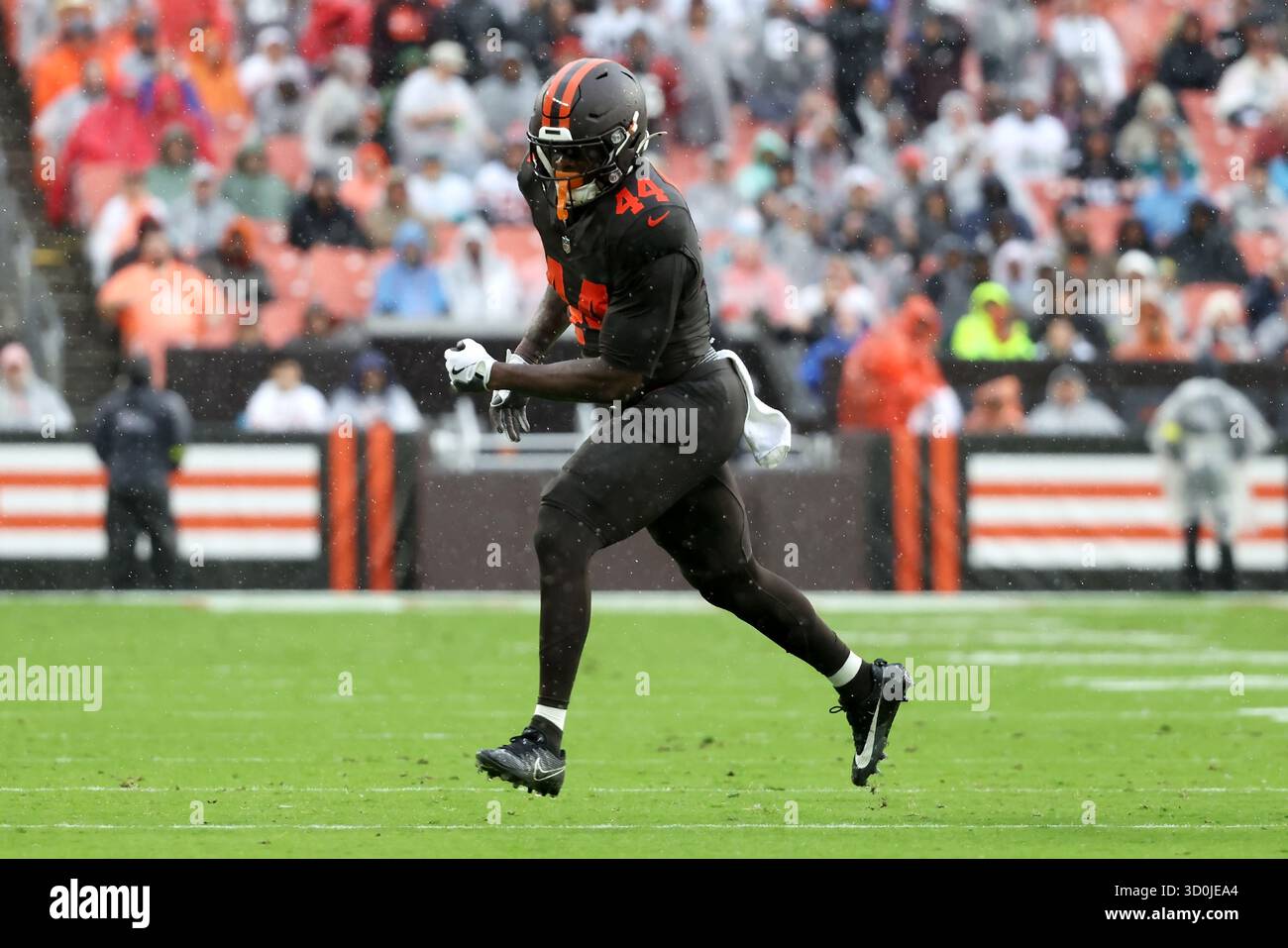 Cleveland Browns tight end Harold Fannin Jr. (44) runs up the field ...