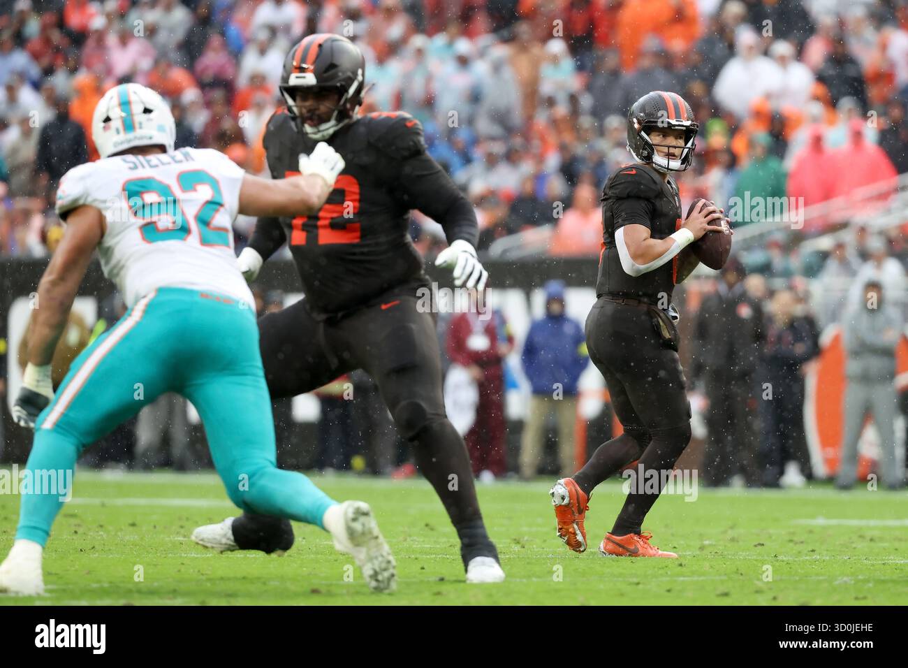 Cleveland Browns quarterback Dillon Gabriel (8) looks to throw the ball ...