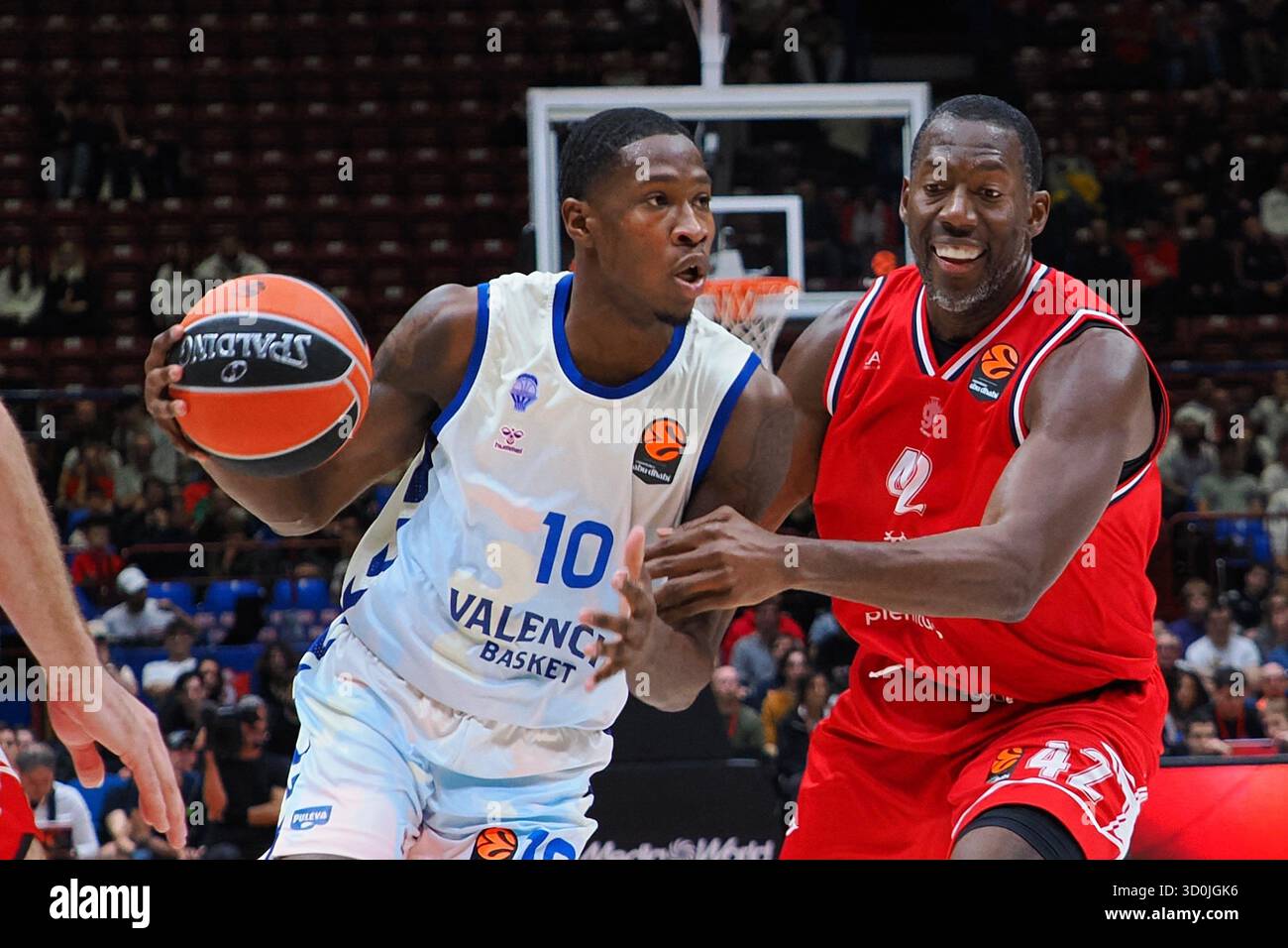 Omari Moore (Valencia Basket) & Ryant Dunston (EA7 Emporio Armani ...