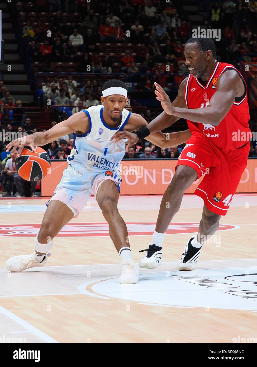 Kameron Taylor (Valencia Basket) & Ryant Dunston (EA7 Emporio Armani ...