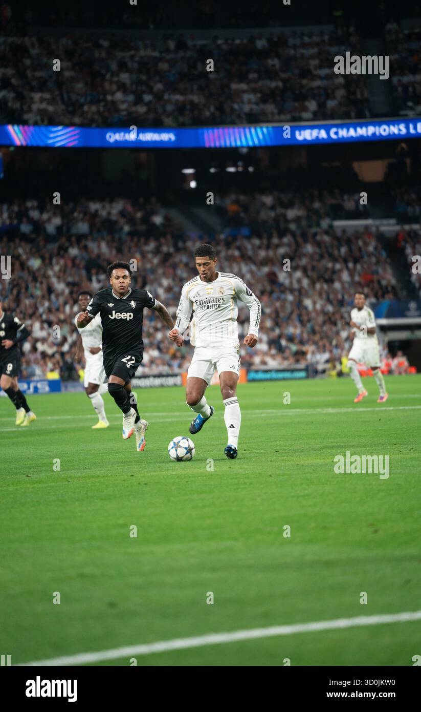Jude bellingham making pass hi-res stock photography and images - Alamy