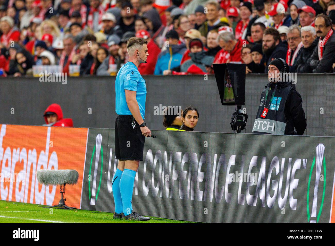 MAINZ, DEUTSCHLAND - OCTOBER 23: Referee Jamie Robert Robinson awarded ...