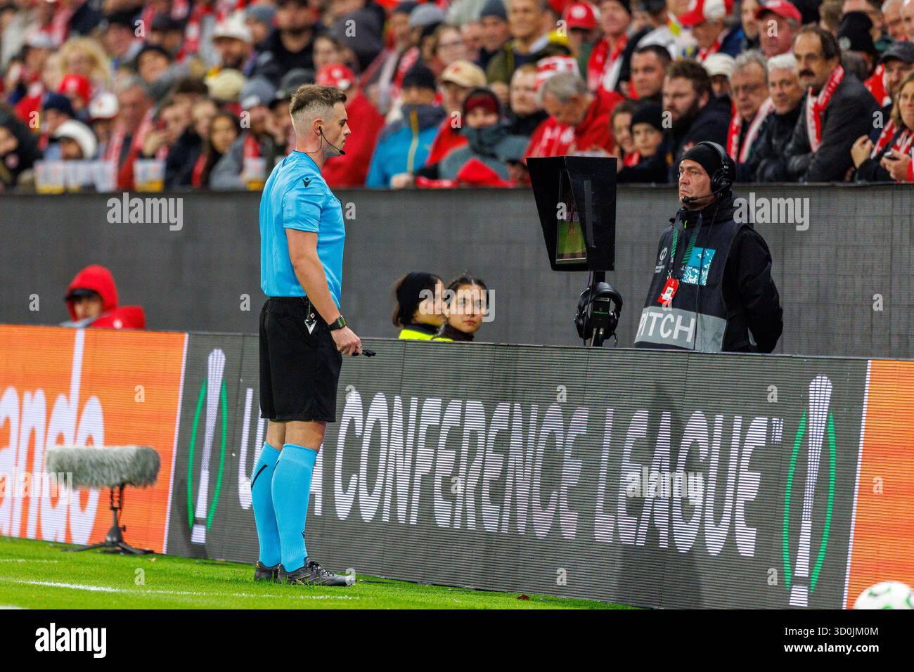 MAINZ, DEUTSCHLAND - OCTOBER 23: Referee Jamie Robert Robinson awarded ...