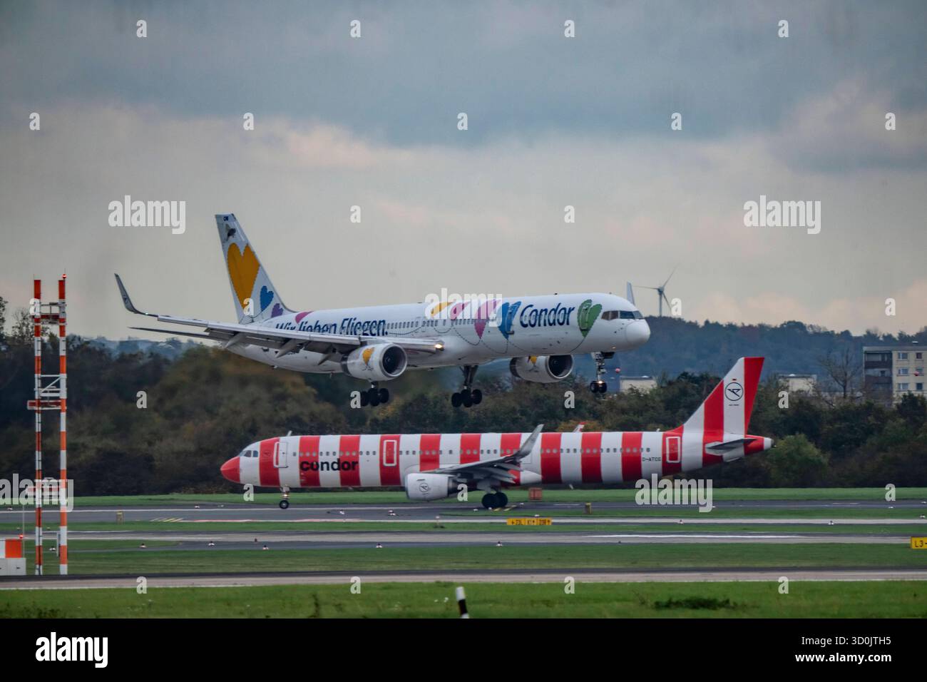 Condor Flugzeuge bei der Landung und beim warten auf den Start, auf dem ...