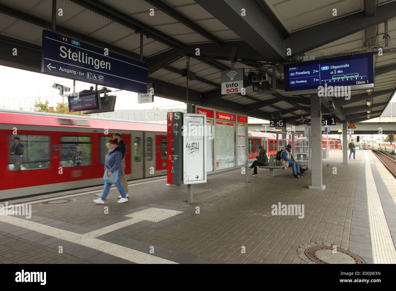 RECORD DATE NOT STATED Bahnsteig vom S-Bahnhof Stellingen. Stellingen ...