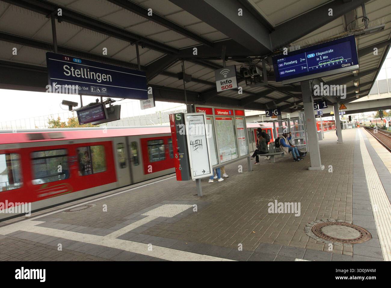 RECORD DATE NOT STATED Bahnsteig vom S-Bahnhof Stellingen. Stellingen ...