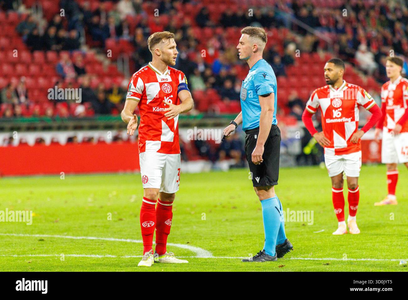 MAINZ, DEUTSCHLAND - OCTOBER 23: Silvan Widmer (1. FSV Mainz 05, 30) in ...