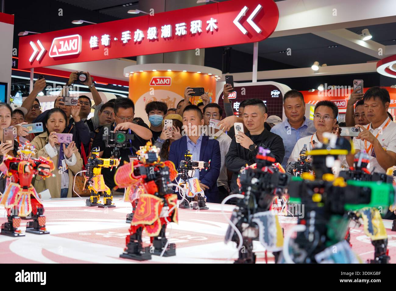 (251024) -- BEIJING, Oct. 24, 2025 (Xinhua) -- Visitors watch robots ...