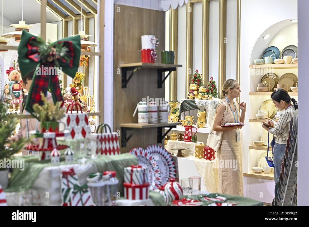 **CHINESE MAINLAND, HONG KONG, MACAU AND TAIWAN OUT** People visit the ...