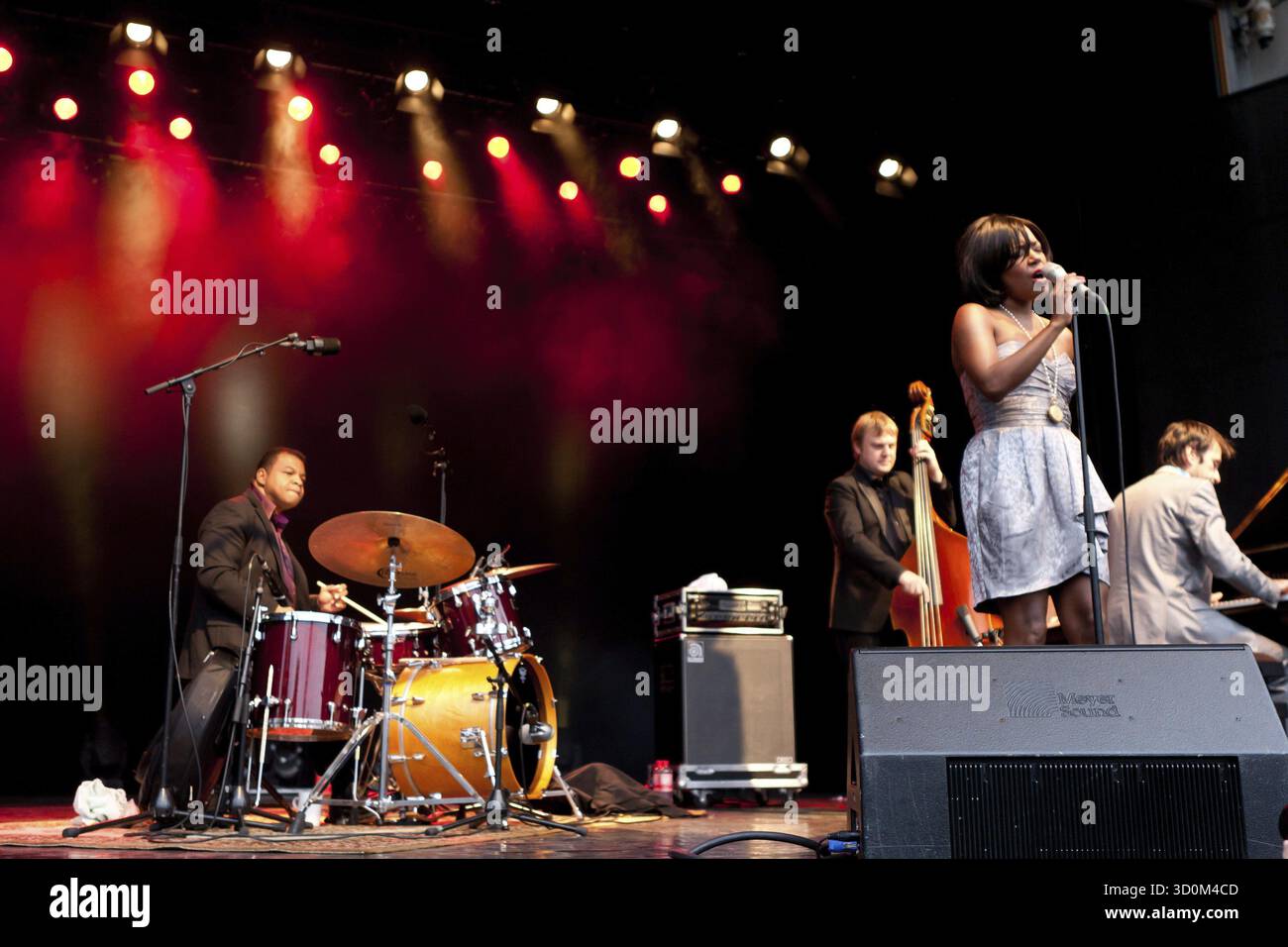 China Moses & Raphael Lemonnier at Kulturarena Jena 2011 Singing:China ...
