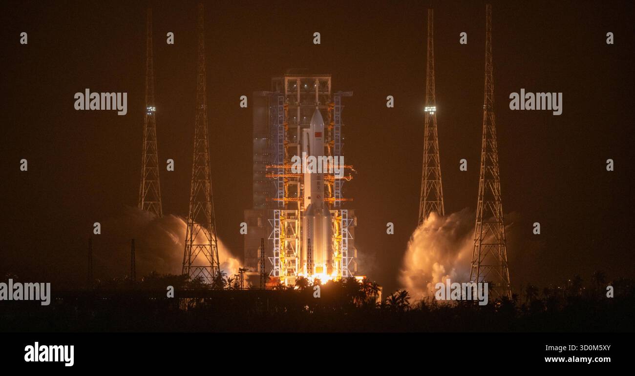 A Long March-5 rocket carrying a new communication technology test ...