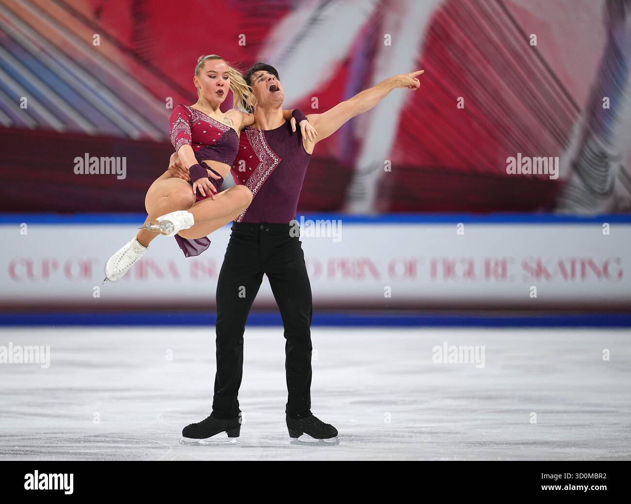 Loicia DEMOUGEOT and Theo le MERCIER of France perform during the Ice ...