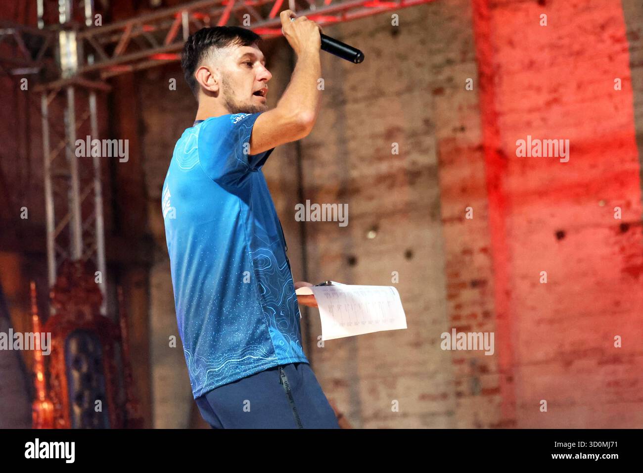 Man presenting speaking hi-res stock photography and images - Alamy