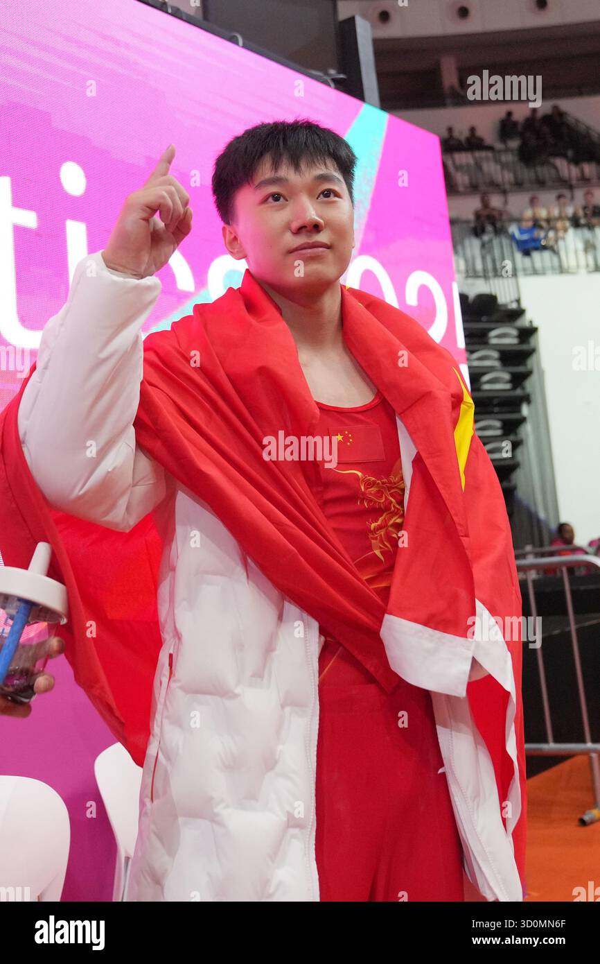 Hong Yanming of China celebrates after winning gold in the men's pommel ...