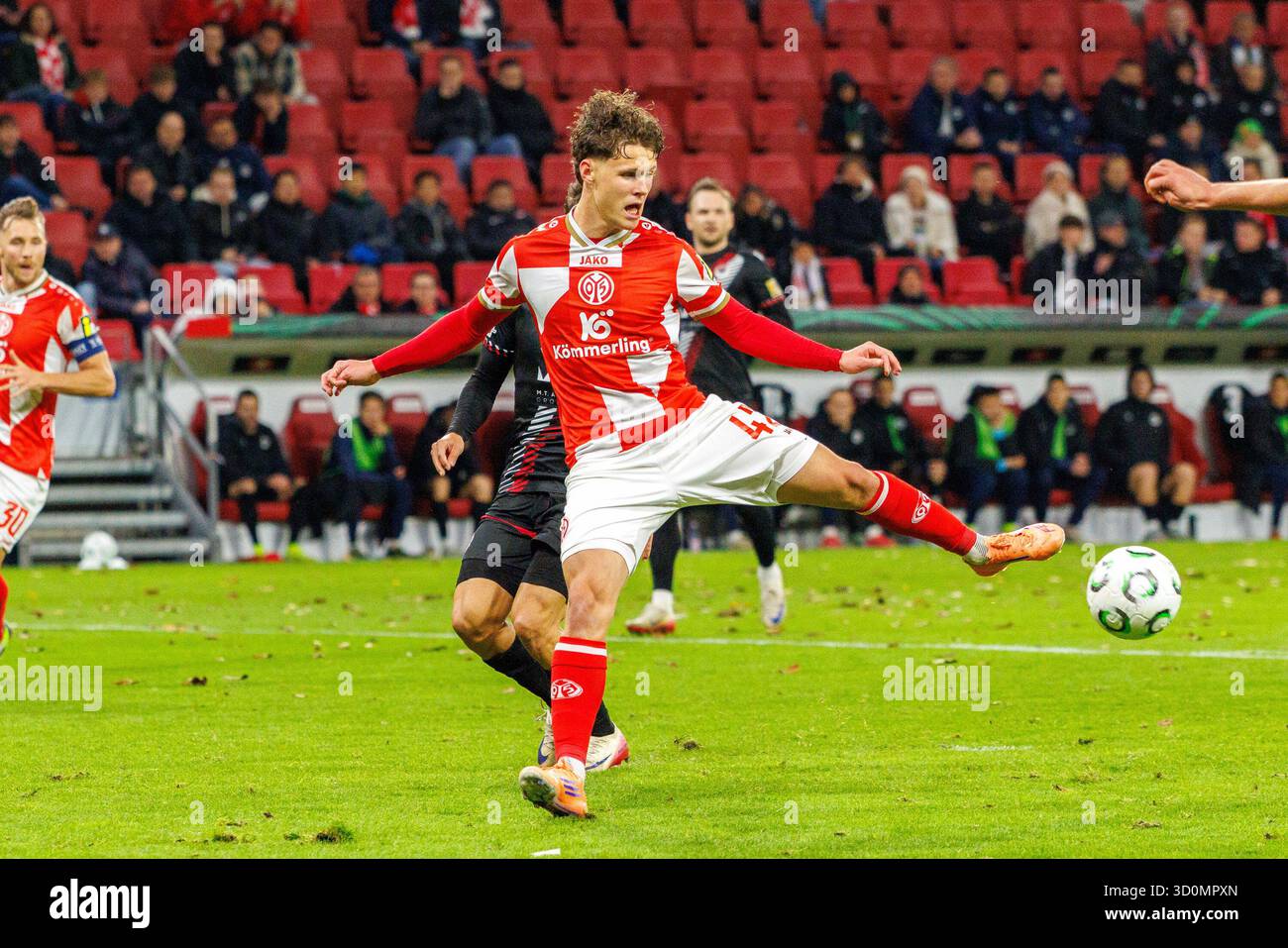 MAINZ, DEUTSCHLAND - OCTOBER 23: Daniel Gleiber (1. FSV Mainz 05, 42 ...