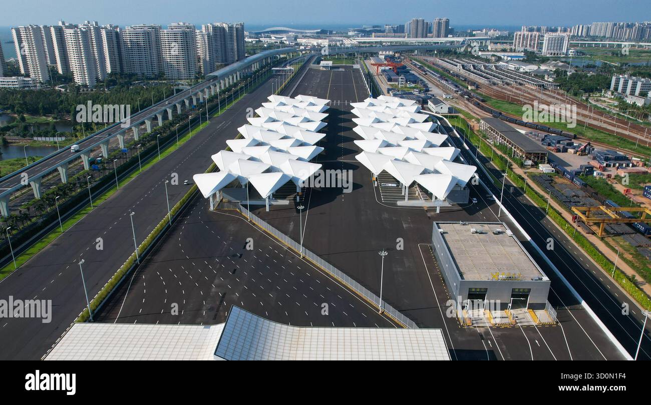 (251024) -- HAIKOU, Oct. 24, 2025 (Xinhua) -- A drone photo taken on ...