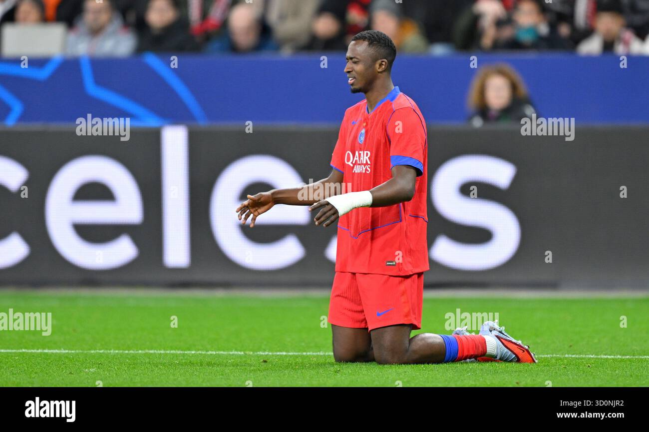 0:1 Goal [goal], Cheers, Goal scorer Willian Pacho (PSG) Leverkusen ...