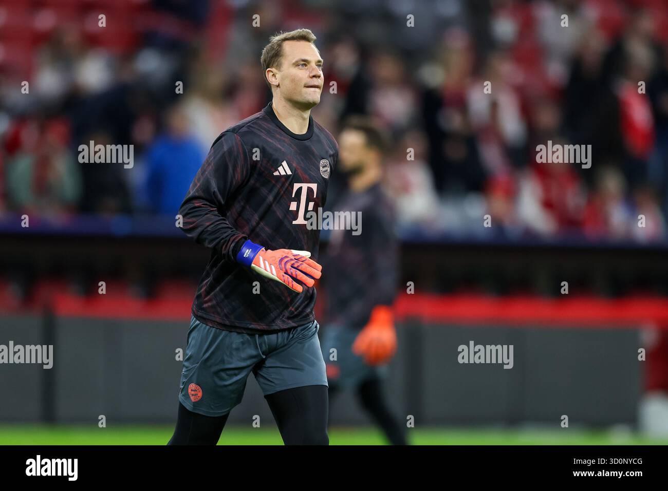 Manuel Neuer (FC Bayern Muenchen, #01) beim Aufwaermen vor dem Spiel ...